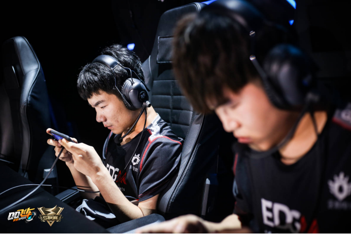 赛事中心 -【季后赛快讯】AG3:2战胜W.EDGM AG.铁头娃稳到最后- QQ飞车手游 - 腾讯游戏