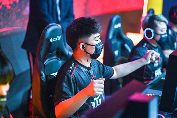 [穿越火线] WE与EDG打响常规赛第16轮第一战 白鲨与KZ强强对决--玩加电竞WanPlus - 玩加电竞