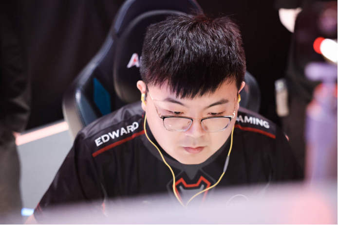 火线报道：EDG面对AG能否延续连胜势头，WE迎战REC.LGD上演狙击对决 --穿越火线官方网站-腾讯游戏