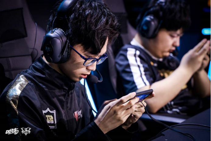 赛事中心 -【常规赛快讯】RNG.M 2：0战胜 JCR 势如破竹- QQ飞车手游 - 腾讯游戏