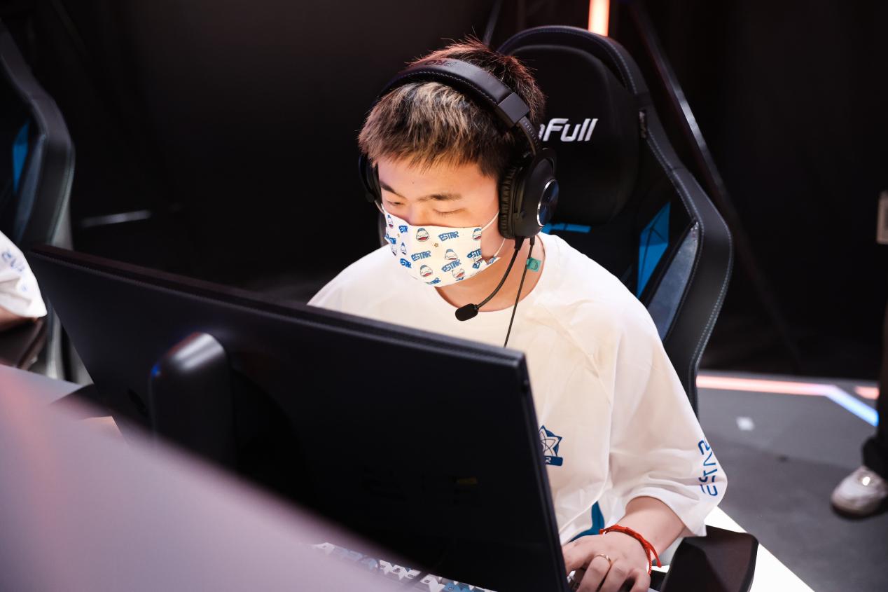 火线报道：【解说锐评】J1E与Lsn正面交锋，70KG、宇航锐评比赛胜负关键！ --穿越火线官方网站-腾讯游戏