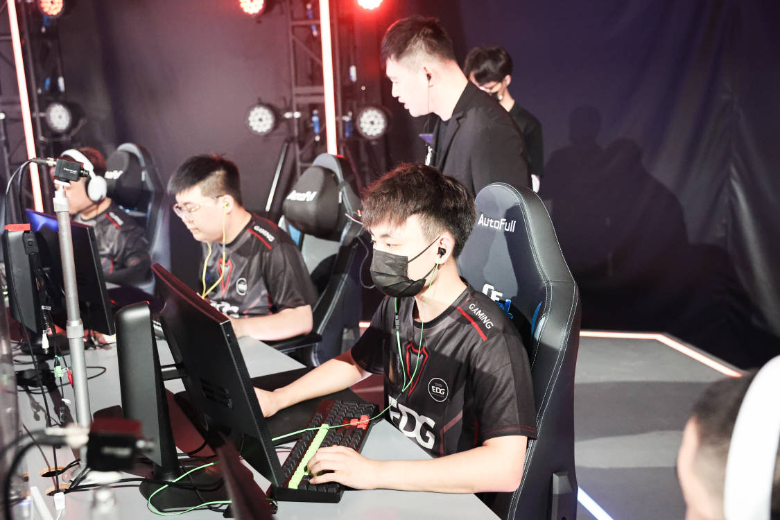 火线报道：EDG挑战Q9能否止住颓势，EP与WE狙击对决成焦点 --穿越火线官方网站-腾讯游戏