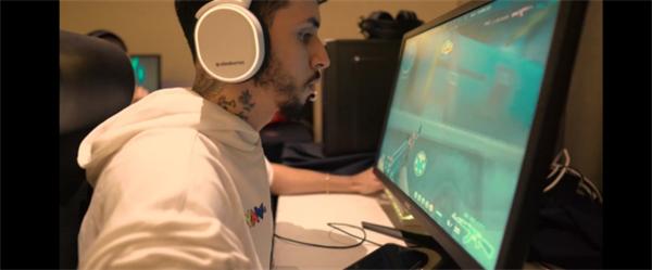 [穿越火线] CFS备战花絮：Lukaum恢复训练独特姿势引热议-其他-玩加电竞WanPlus - 玩加电竞