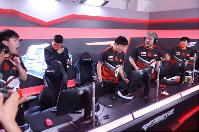 火线报道：【解说锐评】遏制双狙发挥，成为AG本场比赛破局的关键！ --穿越火线官方网站-腾讯游戏