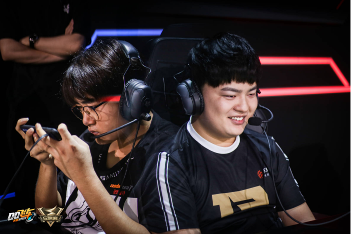 赛事中心 -【季后赛快讯】RNG.M3:2战胜RSG 抢下总决赛参赛资格- QQ飞车手游 - 腾讯游戏