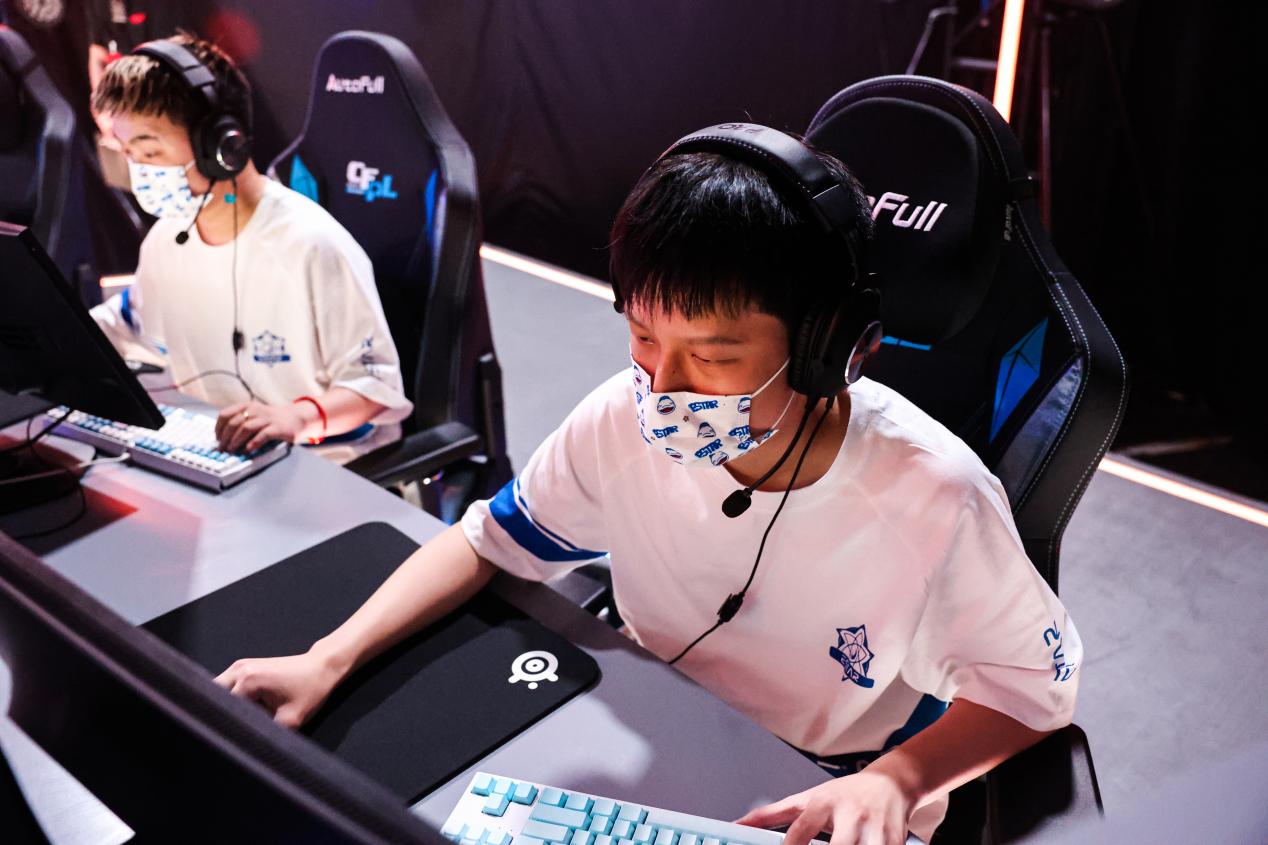 火线报道：【解说锐评】J1E与Lsn正面交锋，70KG、宇航锐评比赛胜负关键！ --穿越火线官方网站-腾讯游戏