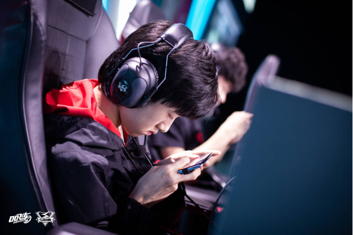 赛事中心 -【常规赛快讯】RNG.M 2:1战胜RWK 保住全胜战绩- QQ飞车手游 - 腾讯游戏