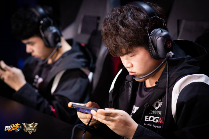 赛事中心 -【常规赛快讯】KING 2:1战胜W.EDGM 彬神黑马之姿惊艳全场- QQ飞车手游 - 腾讯游戏