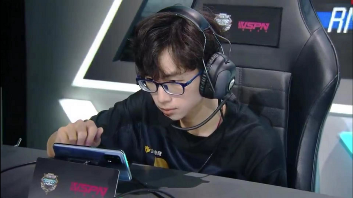 赛事中心 -【亚洲杯快讯】RNGM.YI后来居上 一分优势抢下头名- QQ飞车手游 - 腾讯游戏