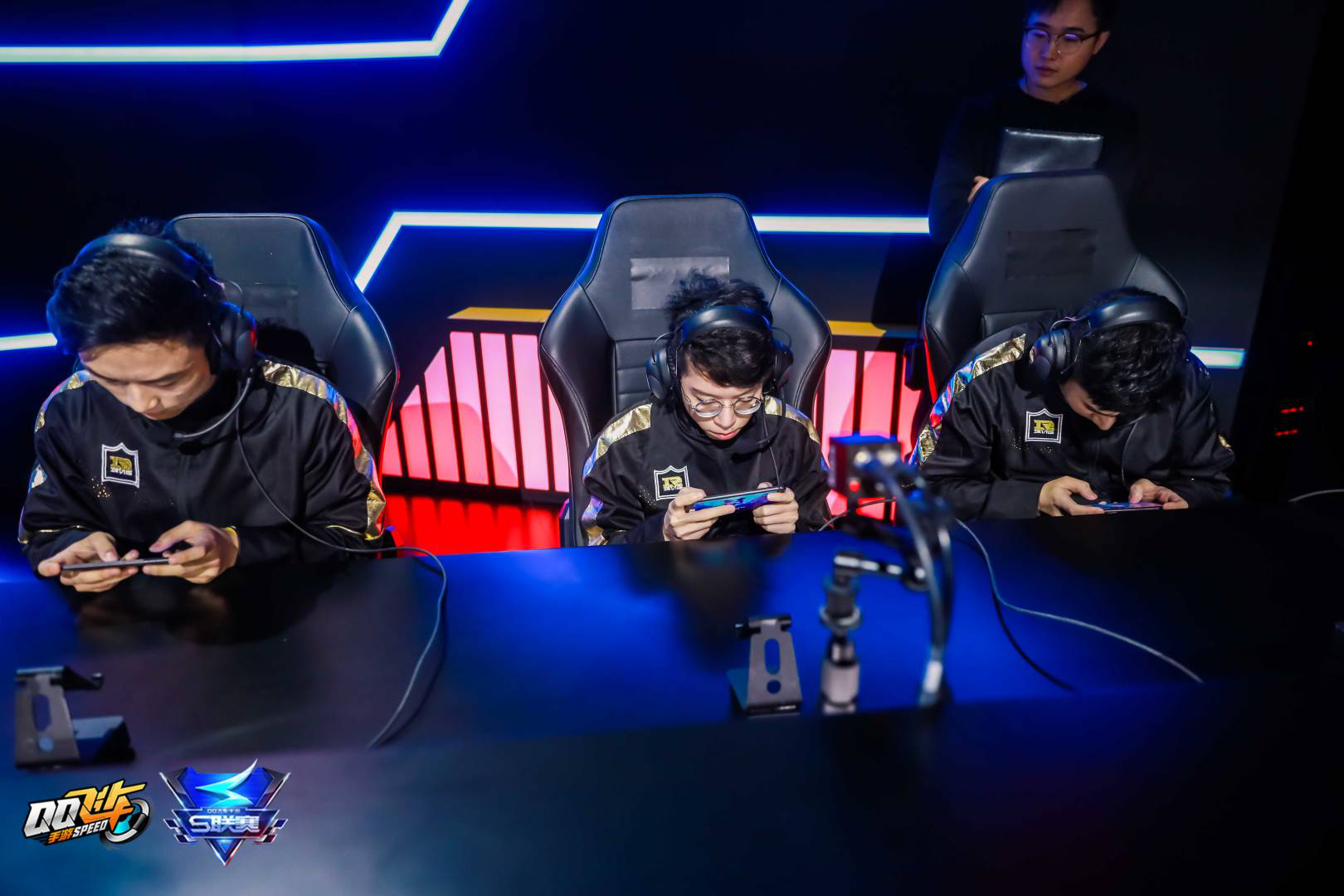 赛事中心 -【季后赛快讯】RNG.M3:2战胜EDG.M 披荆斩棘 冠军一步之遥！- QQ飞车手游 - 腾讯游戏