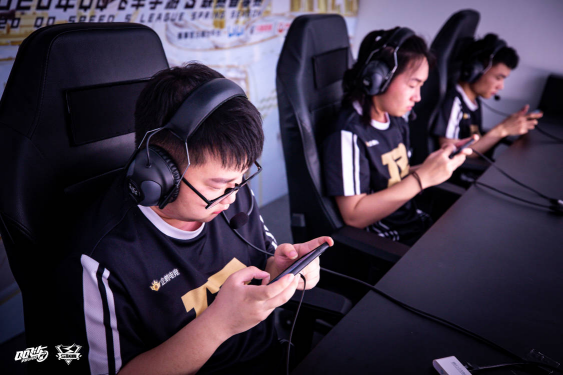 赛事中心 -【常规赛快讯】RNG.M2:1战胜RWK 稳定发挥冷静制敌- QQ飞车手游 - 腾讯游戏